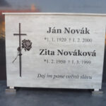 Moderné náhrobné pomníky s gravírovanými ornamentami